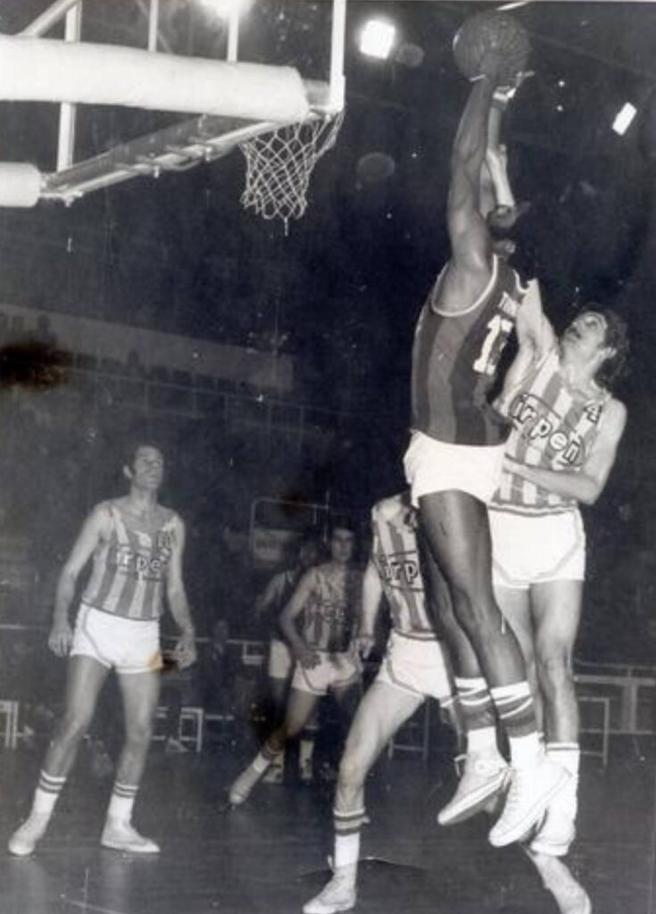 ¿Quién conoció a Charles Ray Thomas?